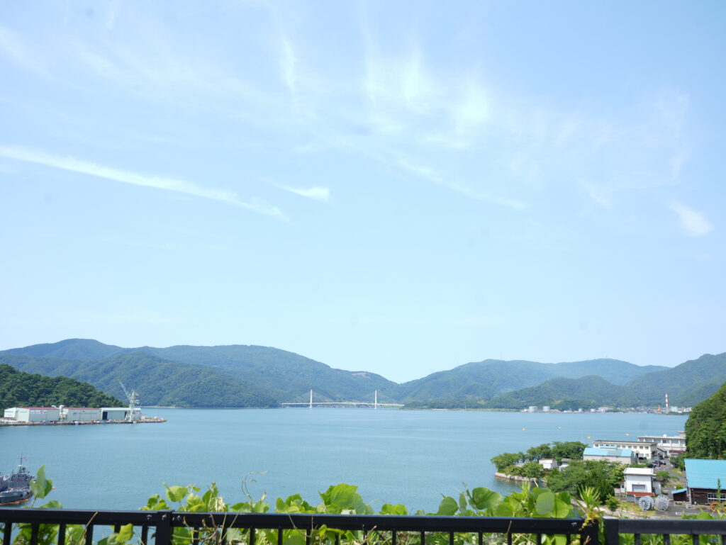 atick | 舞鶴湾を望む高台に誕生した複合施設「atick（アティック）」。隠れ家的空間でお買い物や体験をお楽しみいただけます。